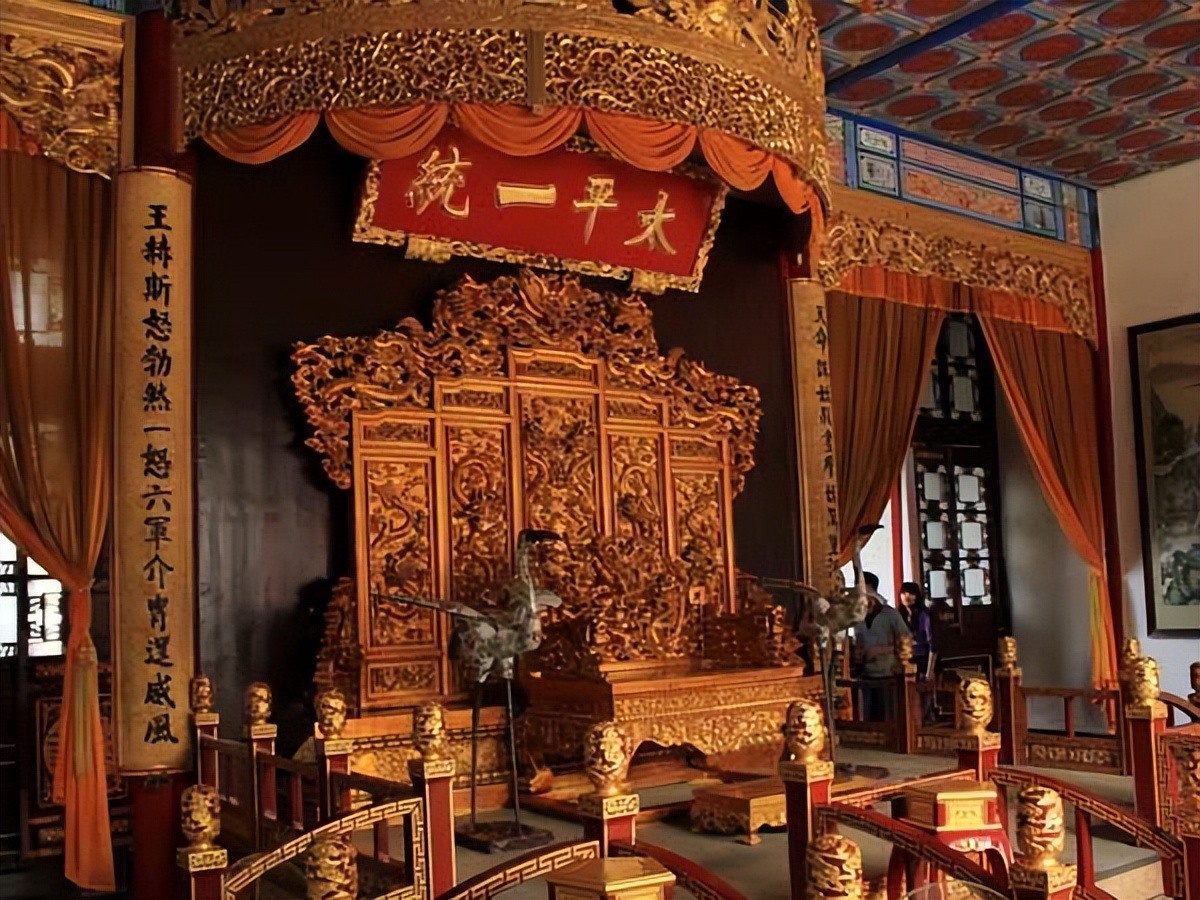 Hong Xiuquan directed the Tianjing Incident that split the Taiping ...