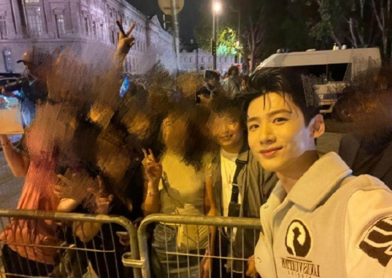 Bai Jingting took a group photo with many fans, handsome and handsome ...