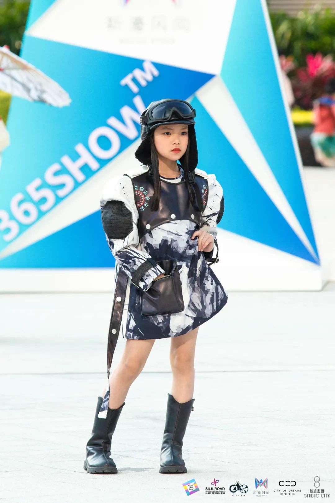 Model Wang drove to 365SHOW Macau spokesperson Sun Qiqi: dare to ...