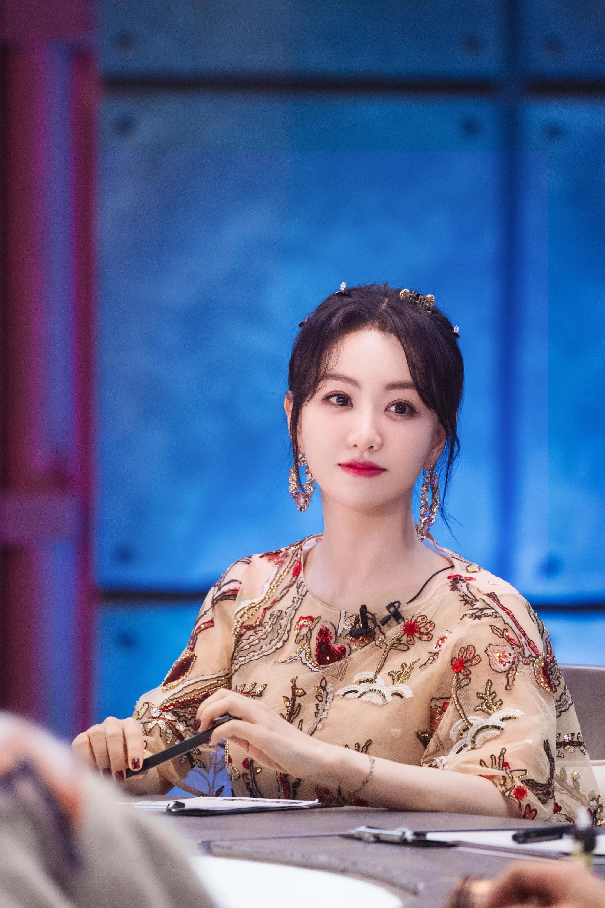 Beautiful picture of Yang Rong~ - iNEWS