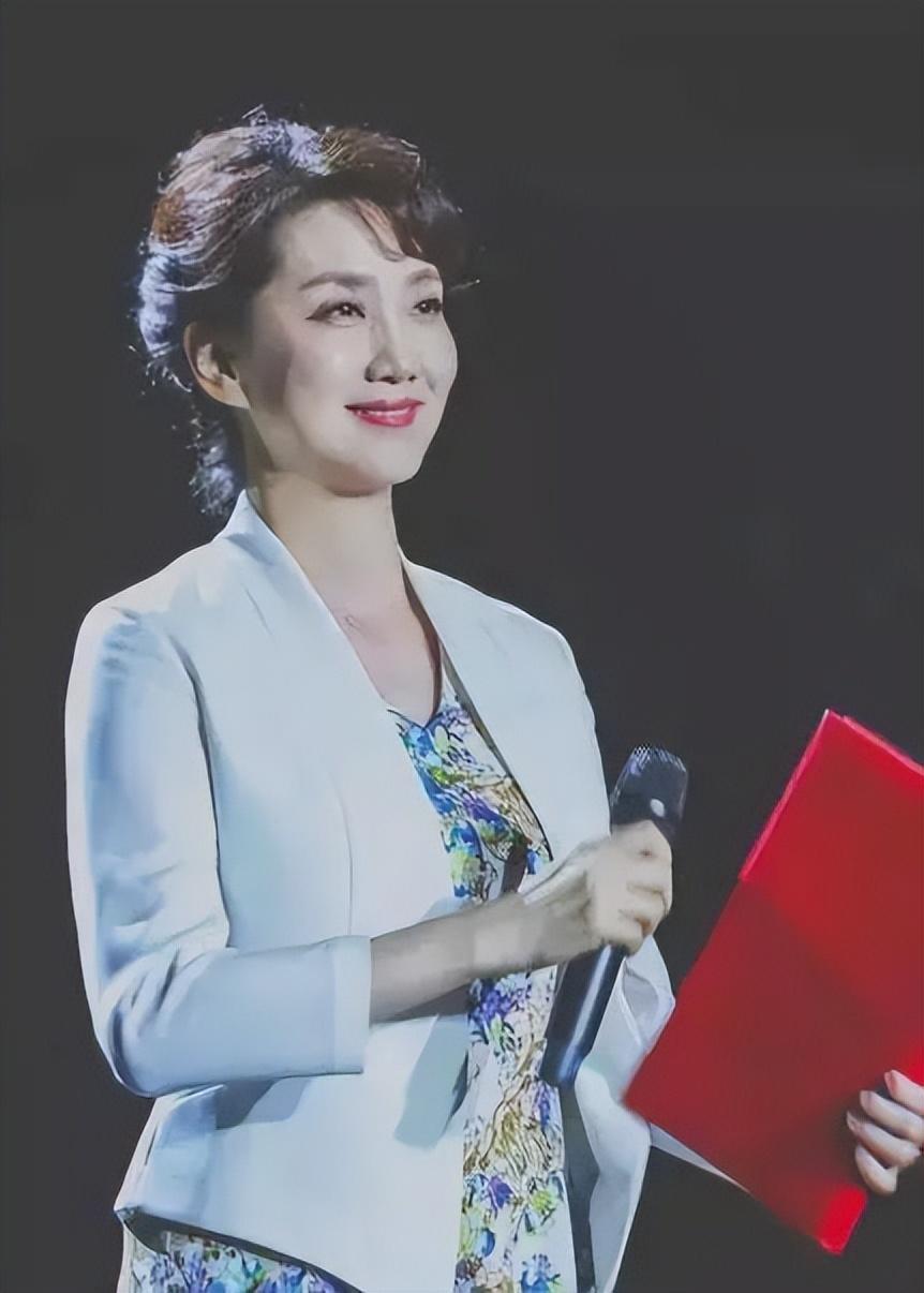 They all grew long hair after retiring from CCTV, Li Xiuping became ...