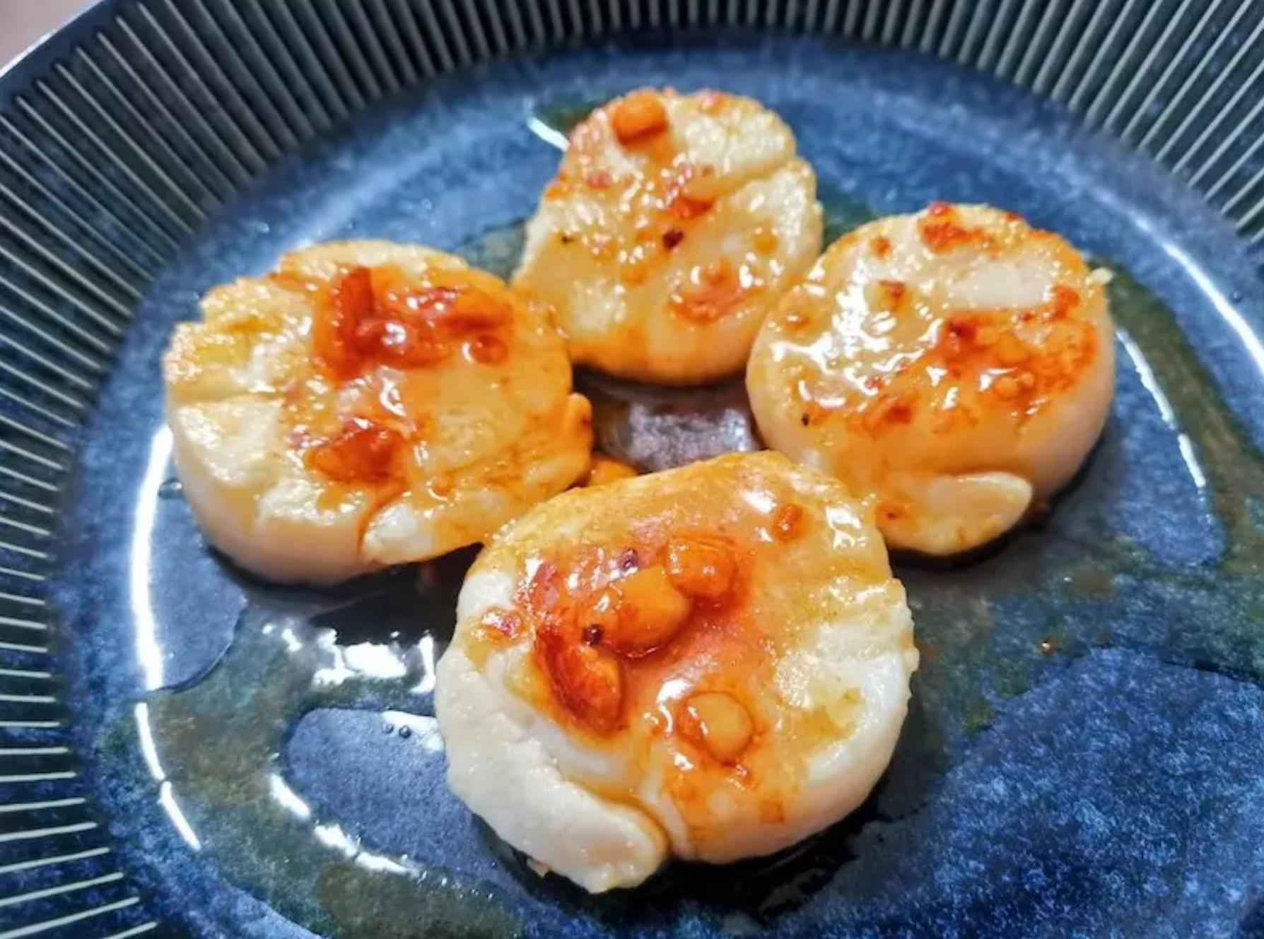 Share the recipe of "Fried Scallops with Soy Sauce and Garlic"!Salty ...