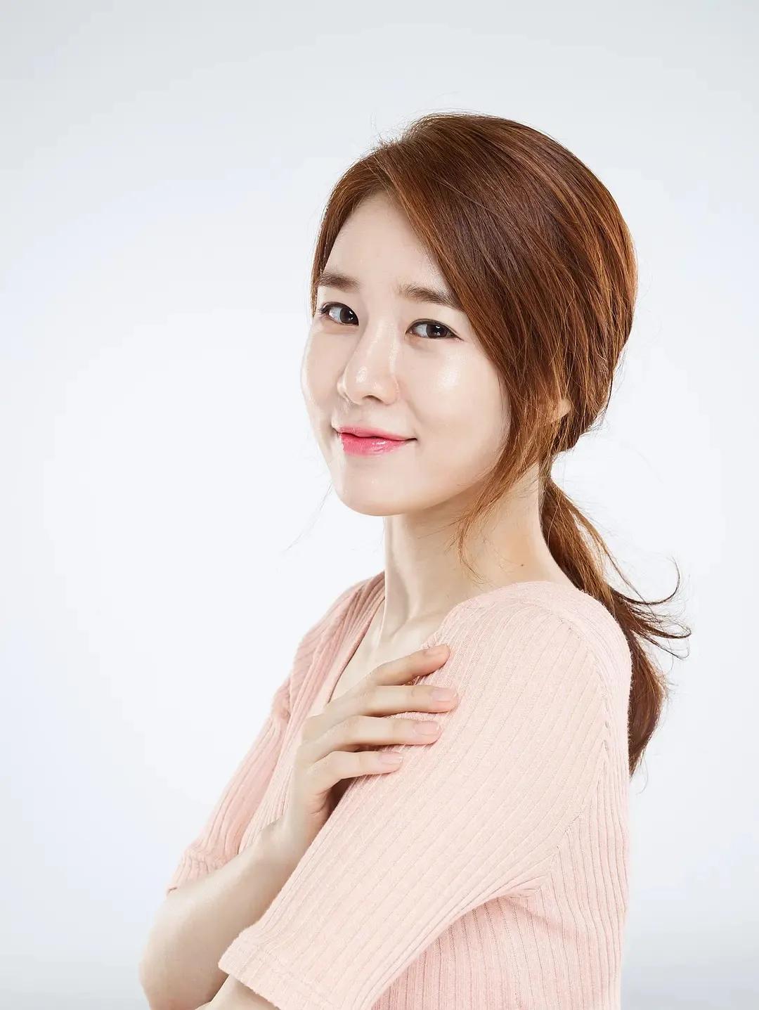 South Korean oxygen goddess Liu Yinna, lively, lovely, beautiful and ...