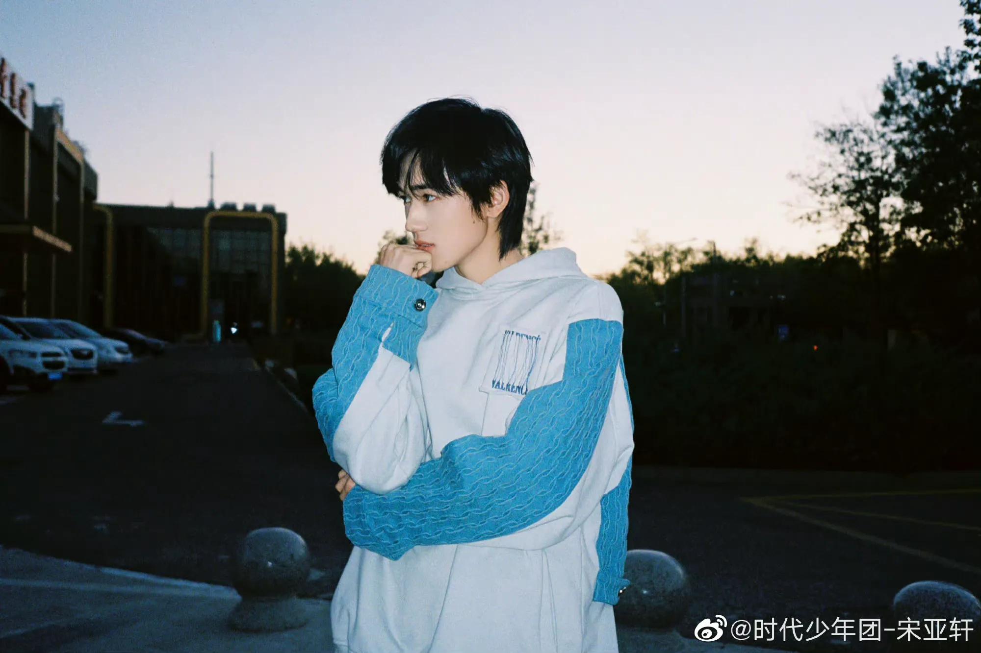 Song Yaxuan's blue and white sweater is photographed in six grids, such ...