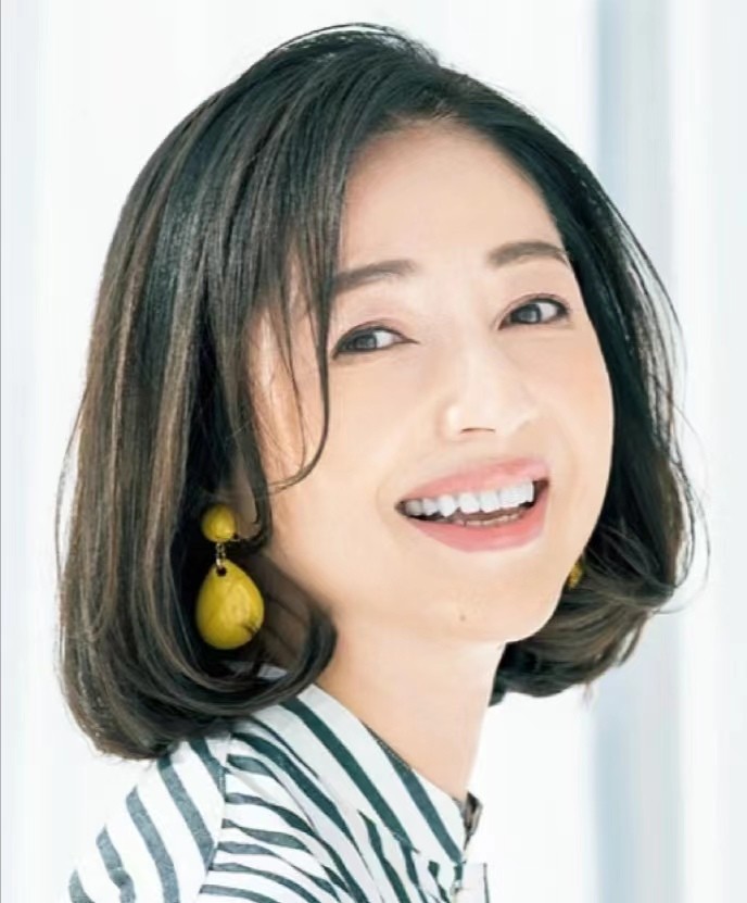 When a woman reaches middle age, the simpler and more attractive her ...