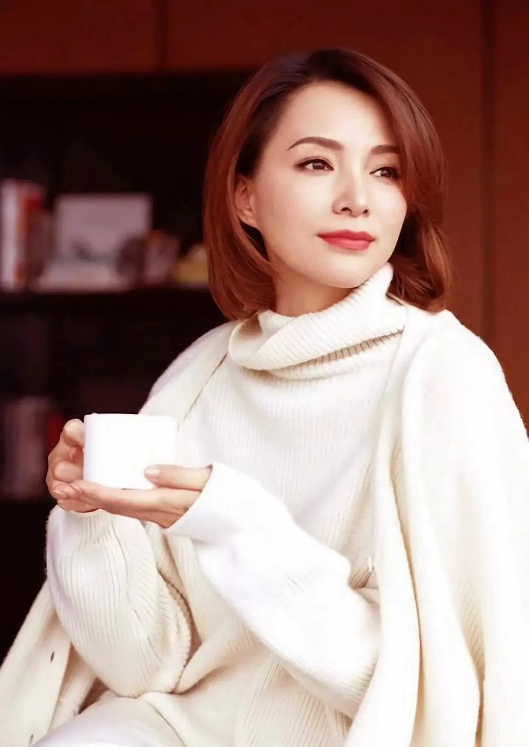 CCTV host Dong Qing, the success of the past is inseparable from the ...