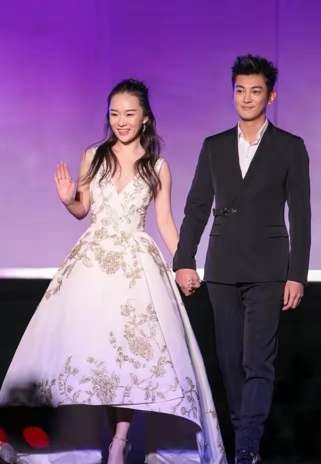 Huo Siyan and Du Jiang appeared at the event, their fingers interlocked ...