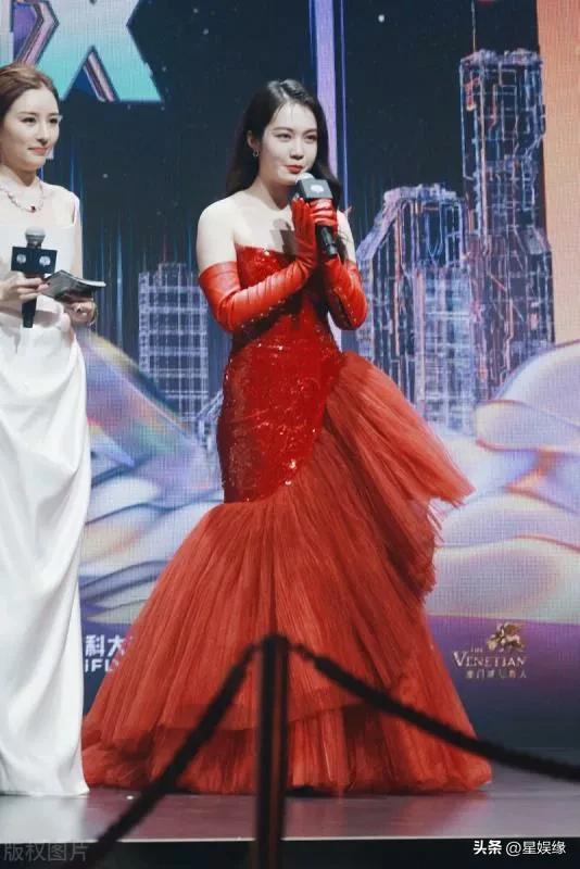 Fu Ya Ning wore a red tube top long dress to attend the Huya Grand ...