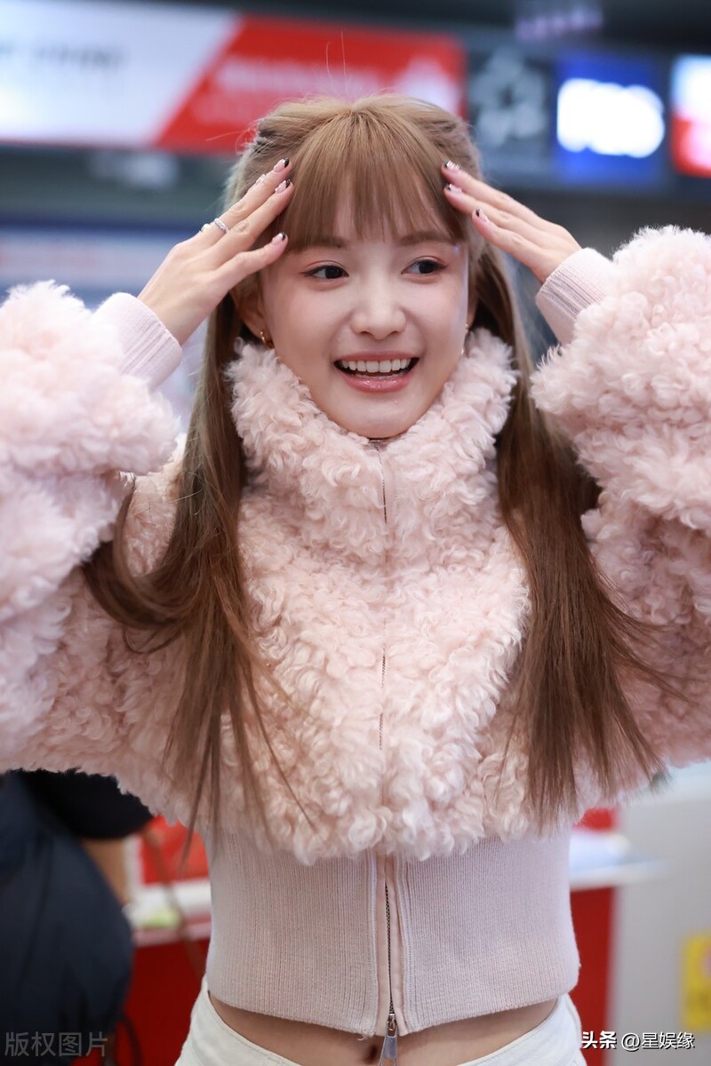 Lin Xiaozhai appeared at the Beijing Airport, behaving cutely to the ...