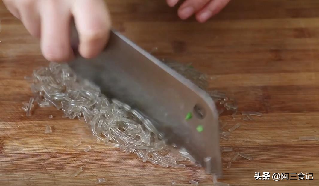 The leek box is so fragrant, there is no need to knead the noodles, no ...