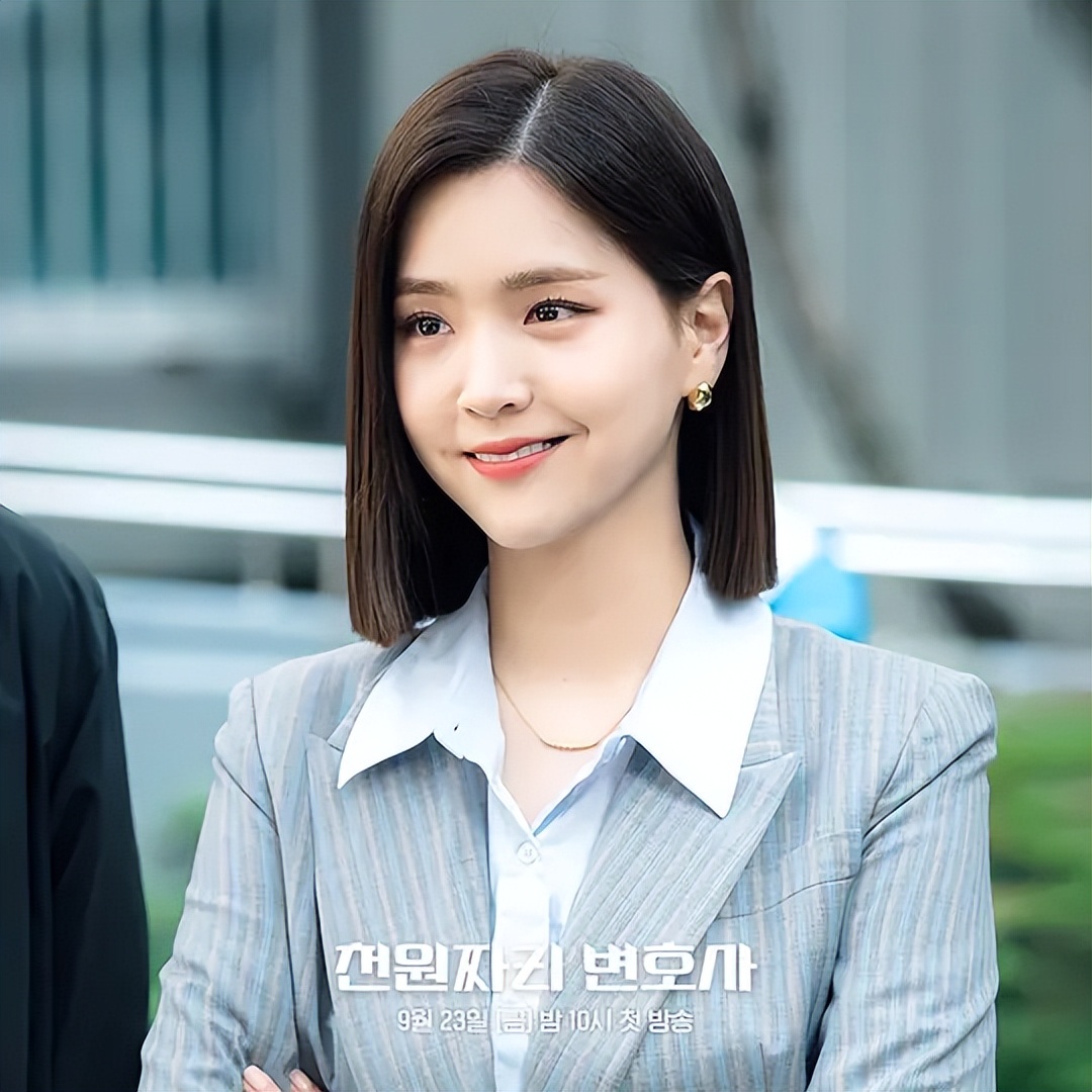 They lay side by side on a rainy night - iMedia