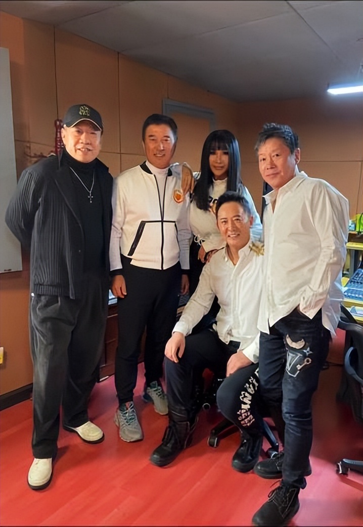 Wang Zhengzheng, his magnetic voice is super charming, a recent photo ...