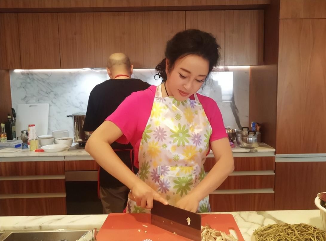 Liu Xiaoqing prepares meals for the rich husband!Dressed simply and ...