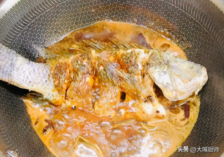 The easiest way to braise fish, remember 4 tips, the skin is not broken ...