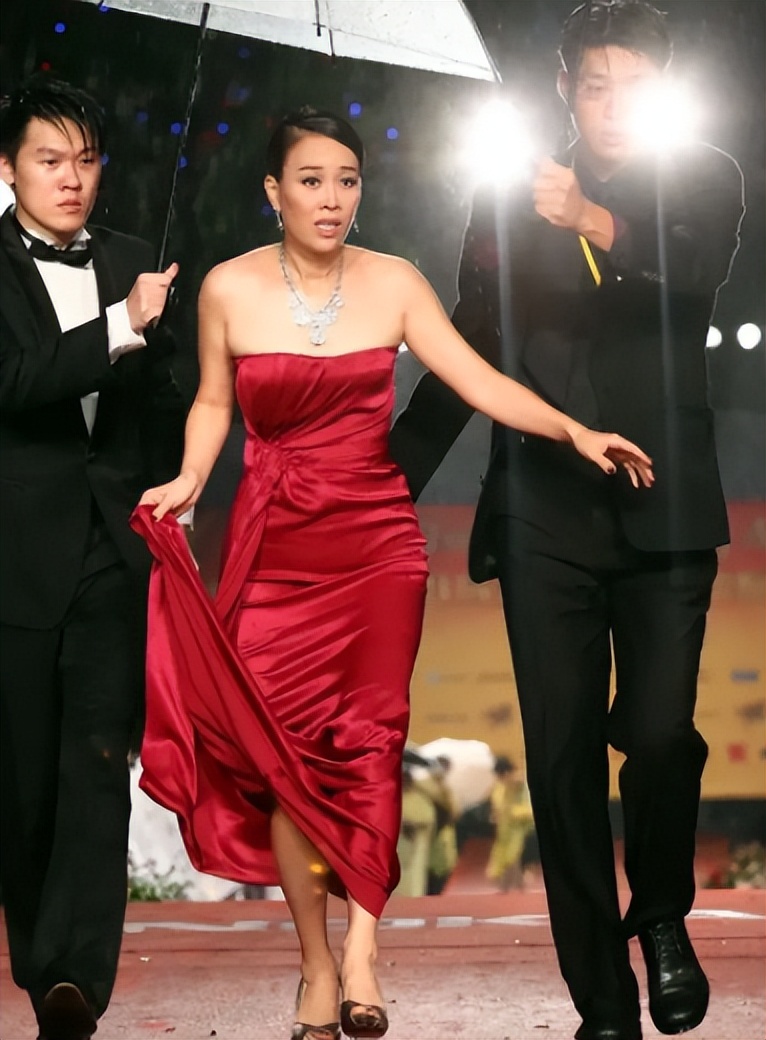 It's embarrassing for Naying to walk the red carpet in the rain! Wearing a tube top skirt one ...