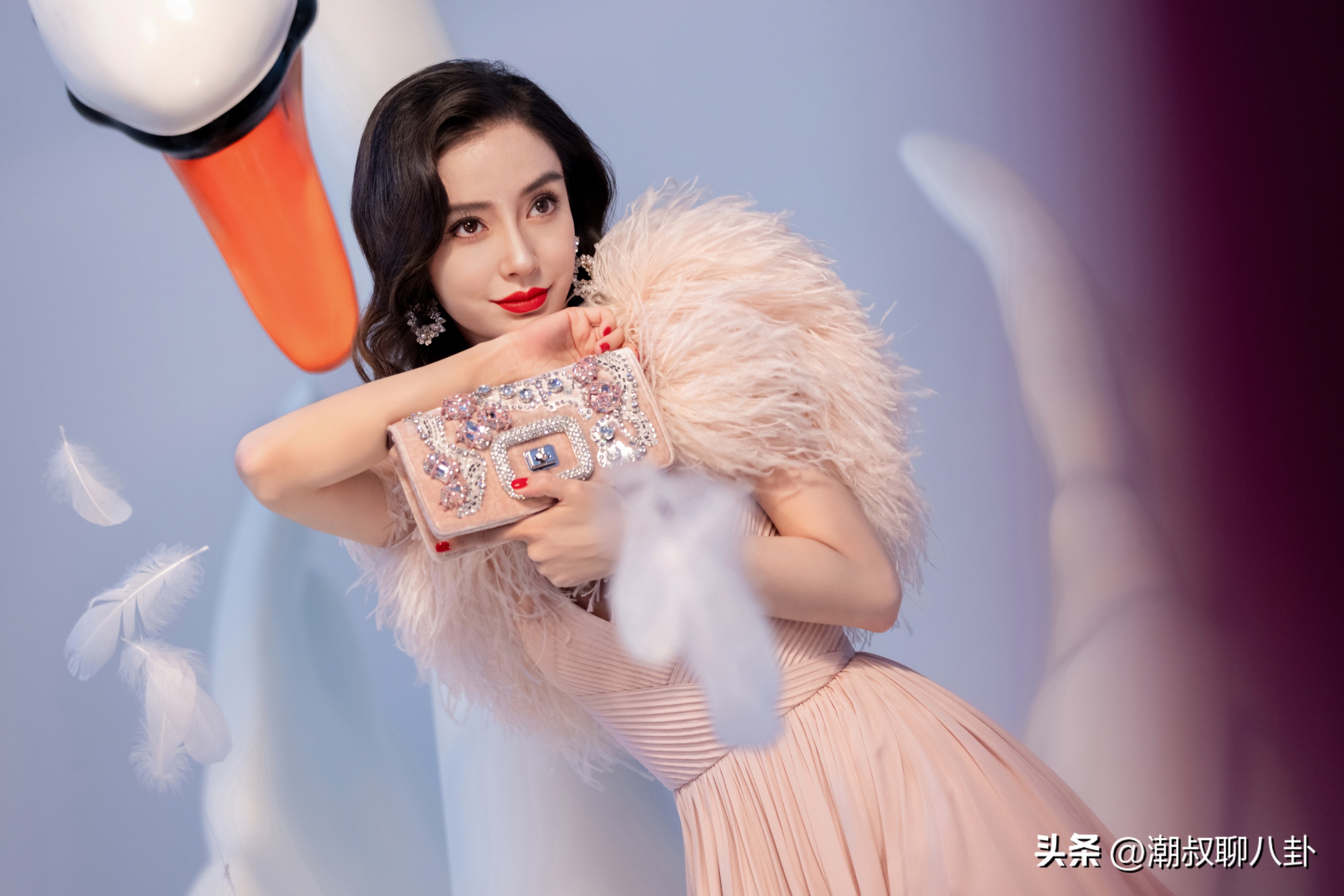 Angelababy shows off her slender figure in a frank and natural feminine ...