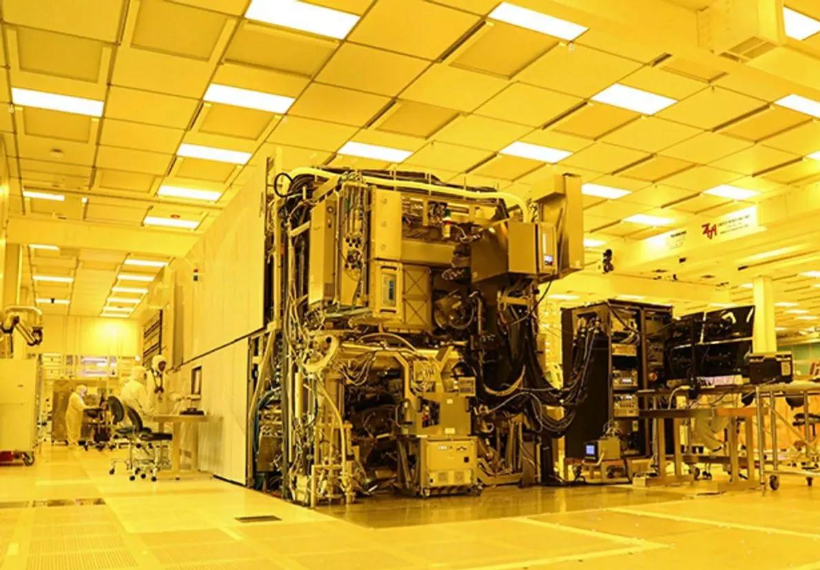 Mysterious lithography machine... - iNEWS