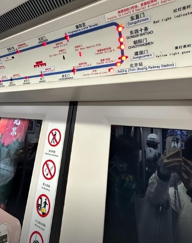 43-year-old Chen Qiaoen took the subway in Beijing and took selfies all ...