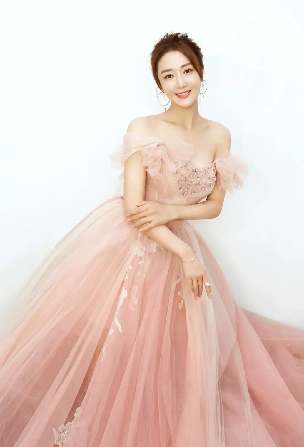 39-year-old Li Yixiao is pink and charming, making fans feast for the ...