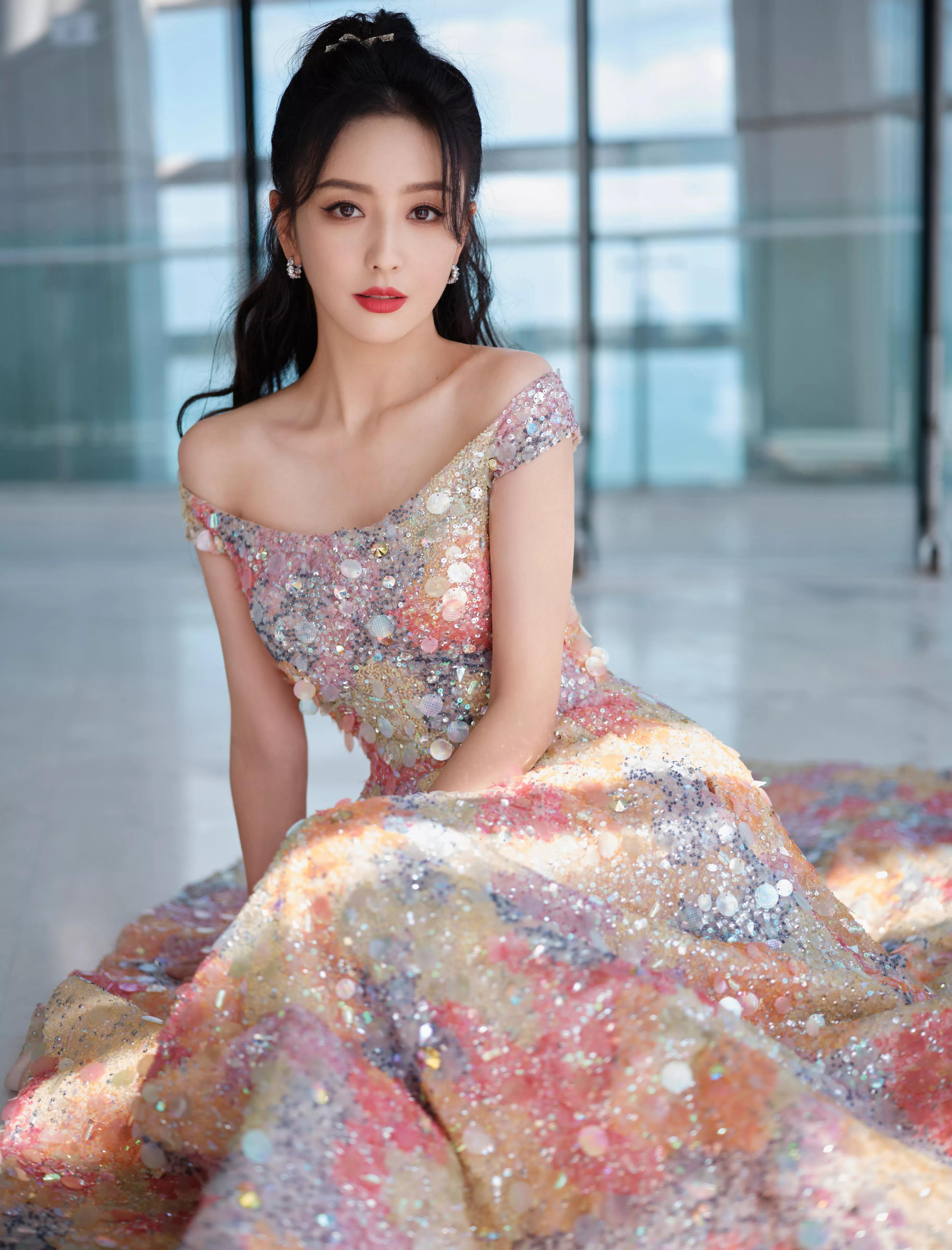 Tong Liya's beautiful picture, wearing a bright sequin dress, dignified ...