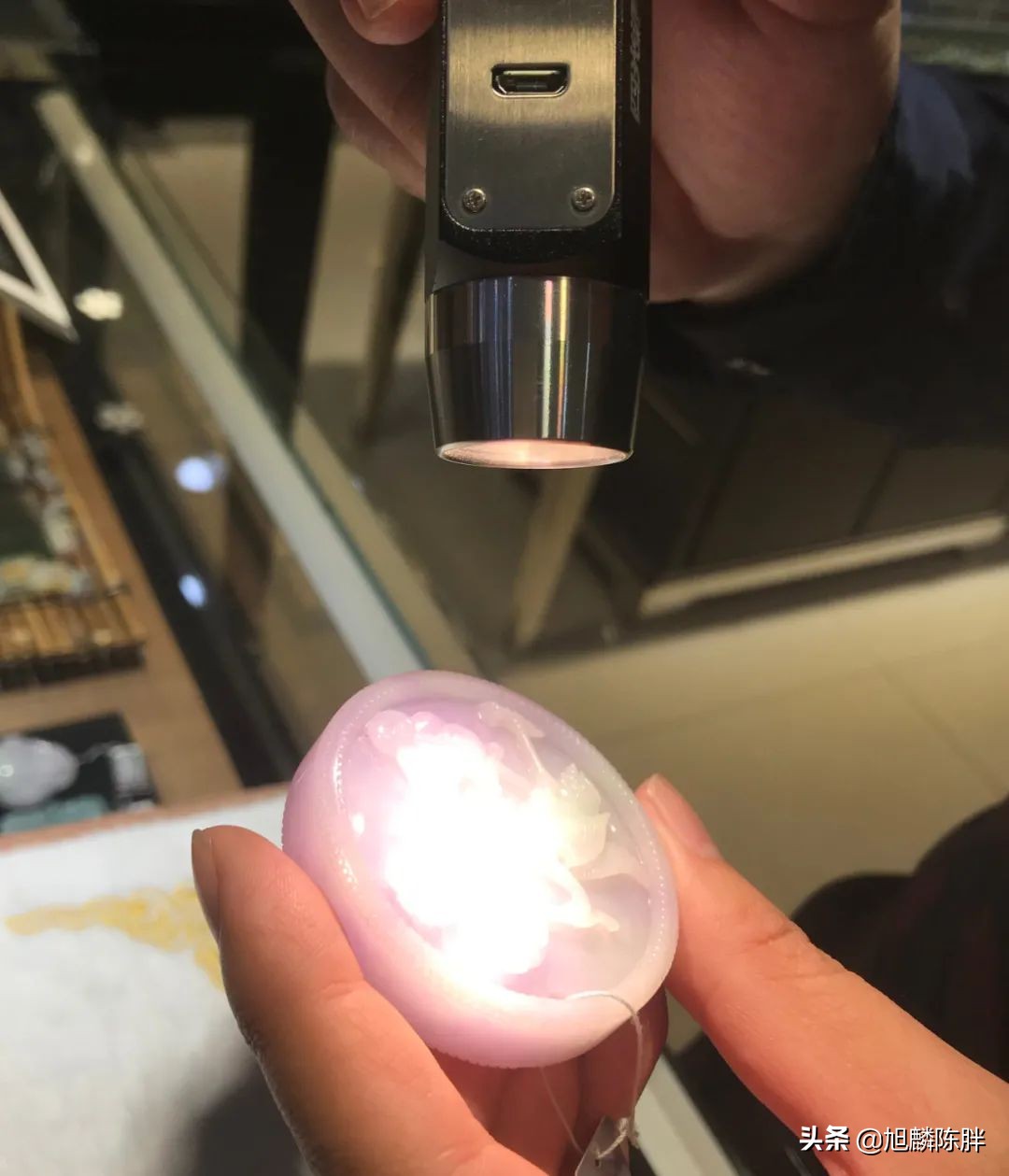 How should the flashlight be used to identify jewelry and jade? - iNEWS
