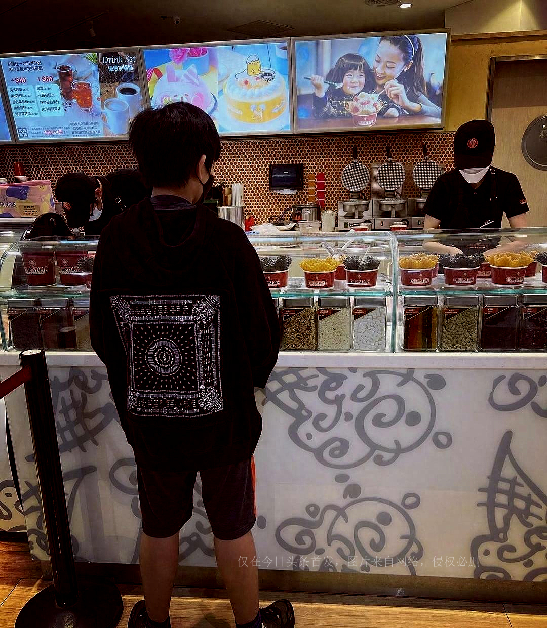 Chen Ruoyi showed off her son helping to carry shopping bags. 12-year ...