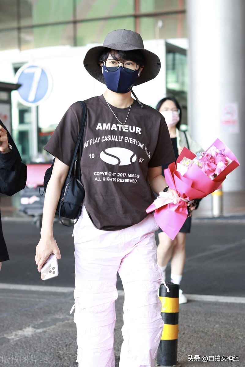 Yu Kewei appeared at Beijing Airport and received a large bouquet of ...
