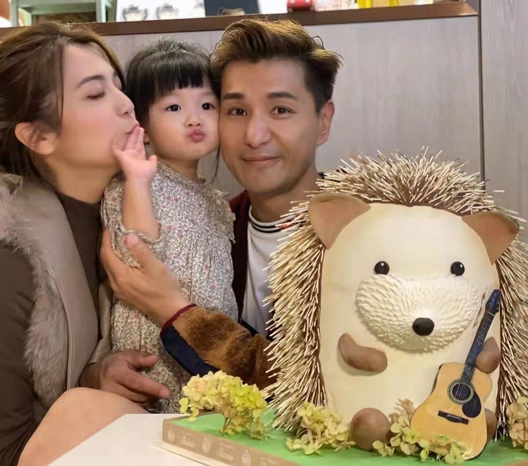TVB Shidi posted a family photo in the Chinese New Year - iNEWS