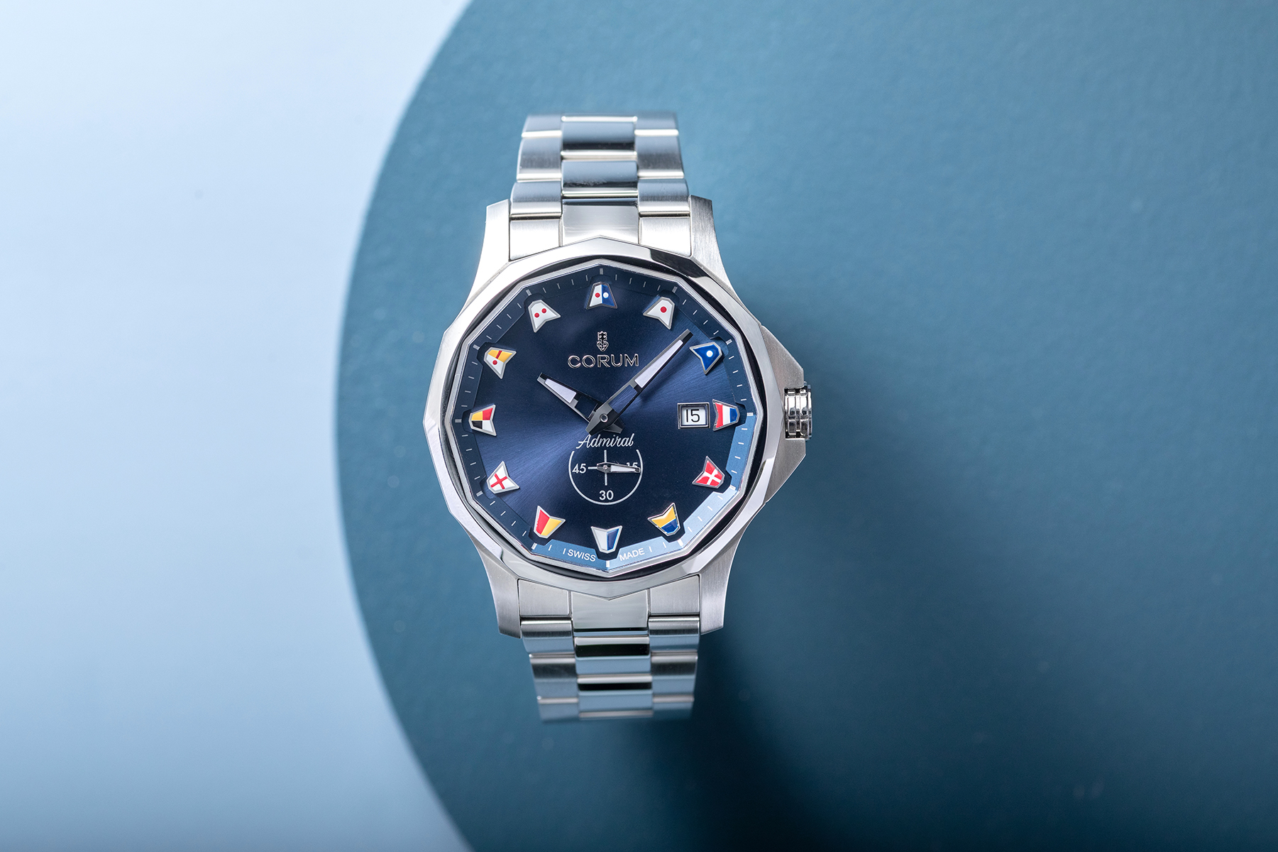 Nautical colors, the CORUM admiral series gives you a new concept - iNEWS