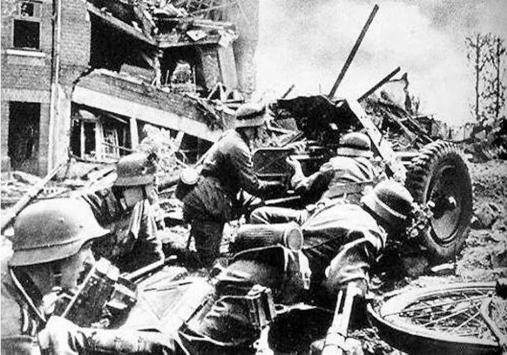 Hermann Göring Paratroopers and Armored Division - iNEWS