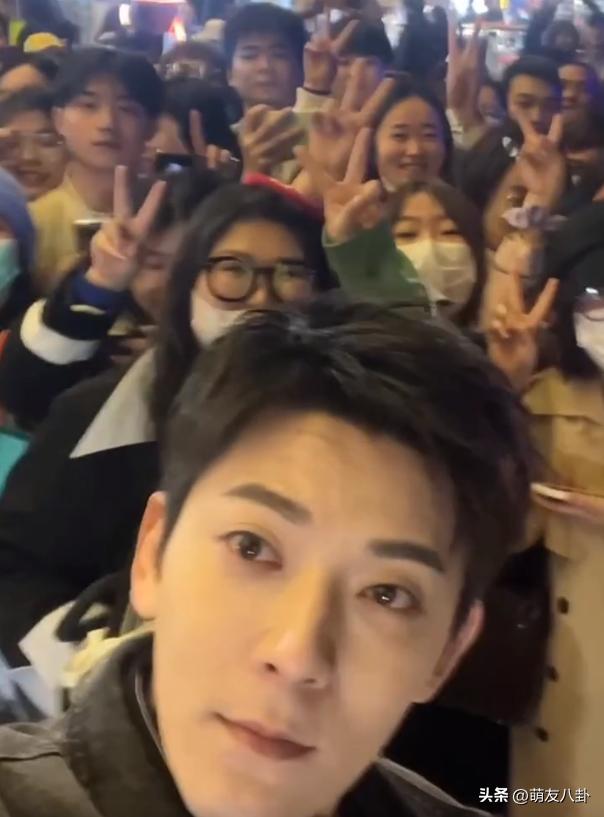 Fans at the night market watched Chen Xiang set up a stall, and ...