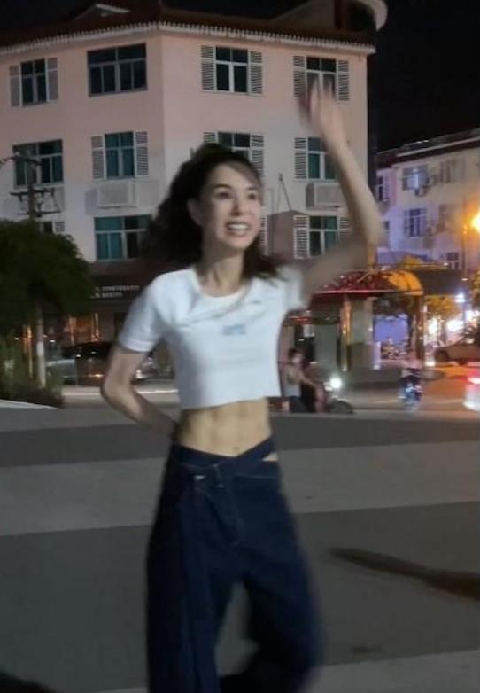 At the age of 56, Li Ruotong went to the square to dance late at night ...