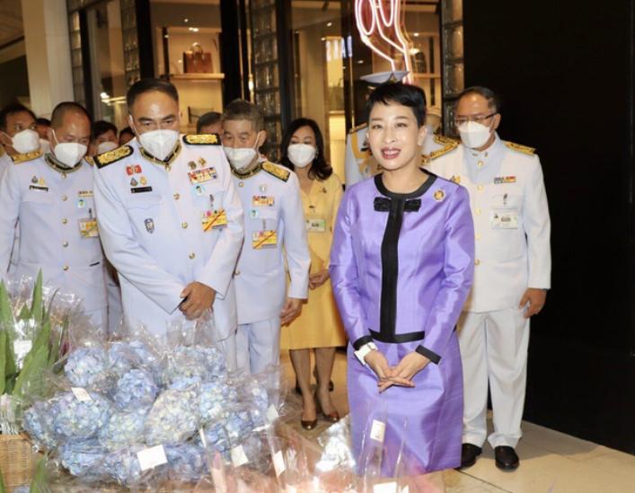 Princess Pa's "Purple for the Queen" attended the event, her short hair ...
