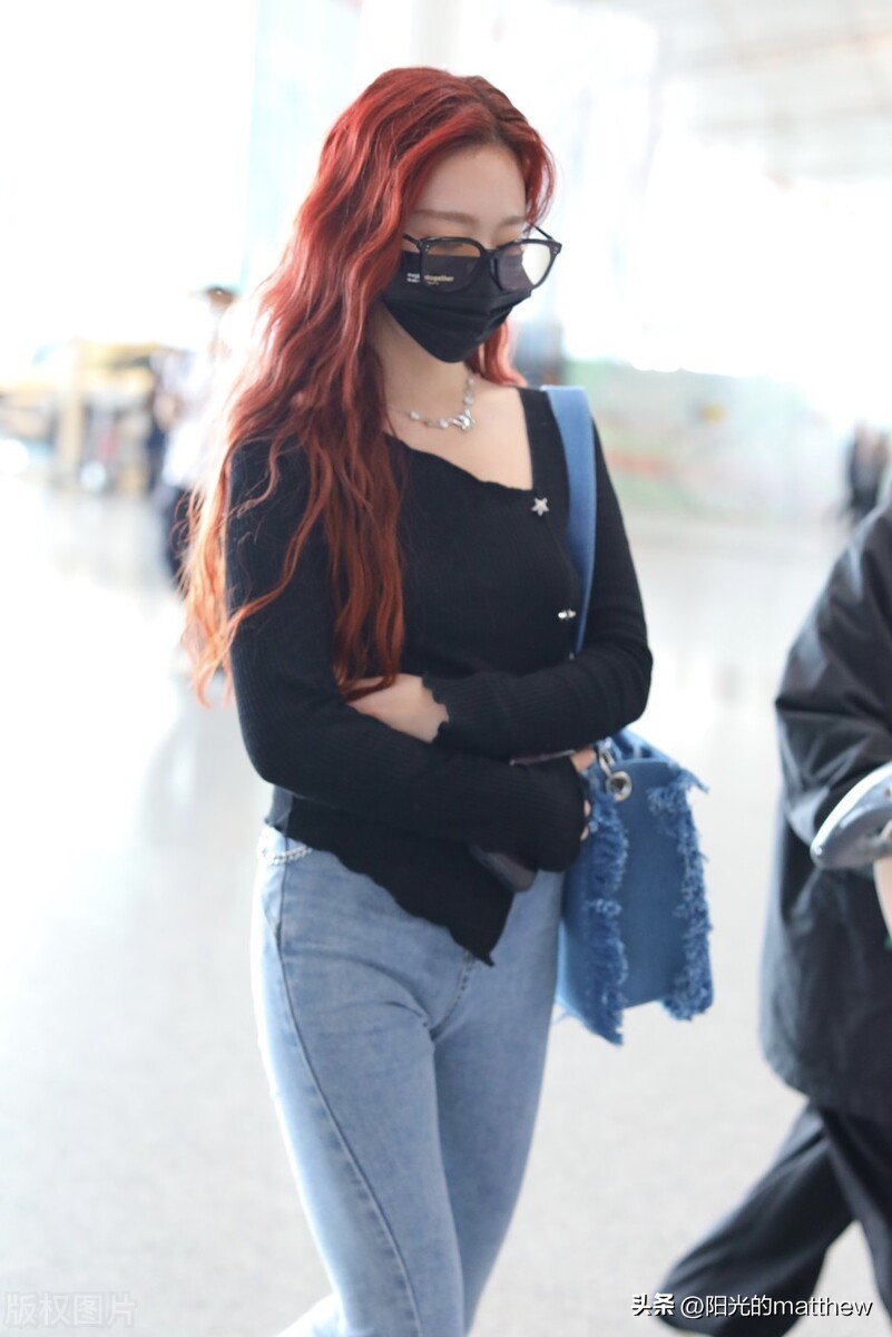 Zhang Zining appeared at the airport, with red hair and big waves ...