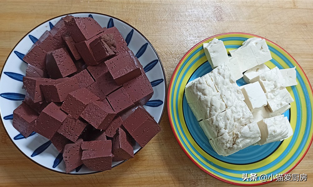 Pig blood and tofu are eaten like this, the taste is tender and spicy ...