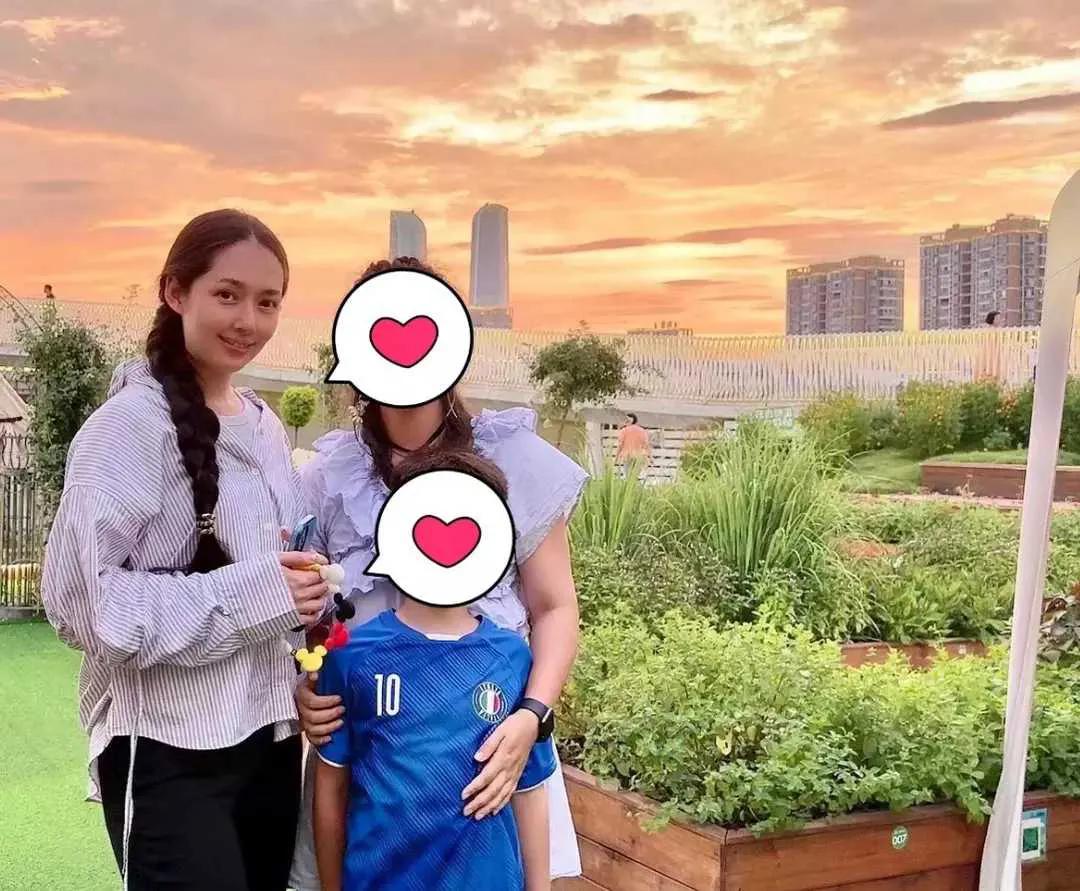 Guo Biting Farm showed up without makeup, her skin is fair and in good ...