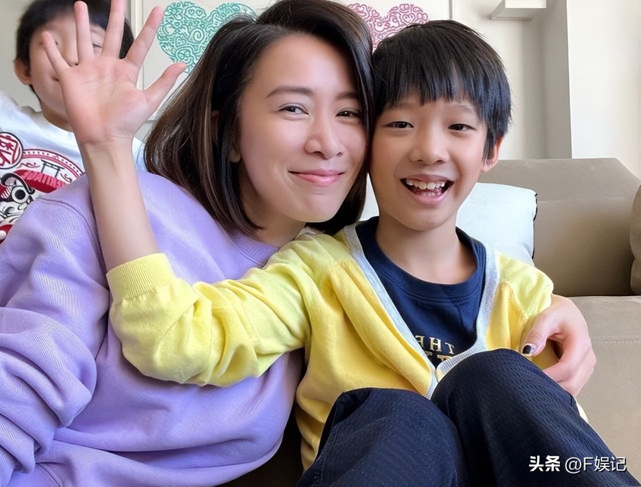 Charmaine Sheh and her best friend Liang Jingqi and Zhou Jiawei happily ...