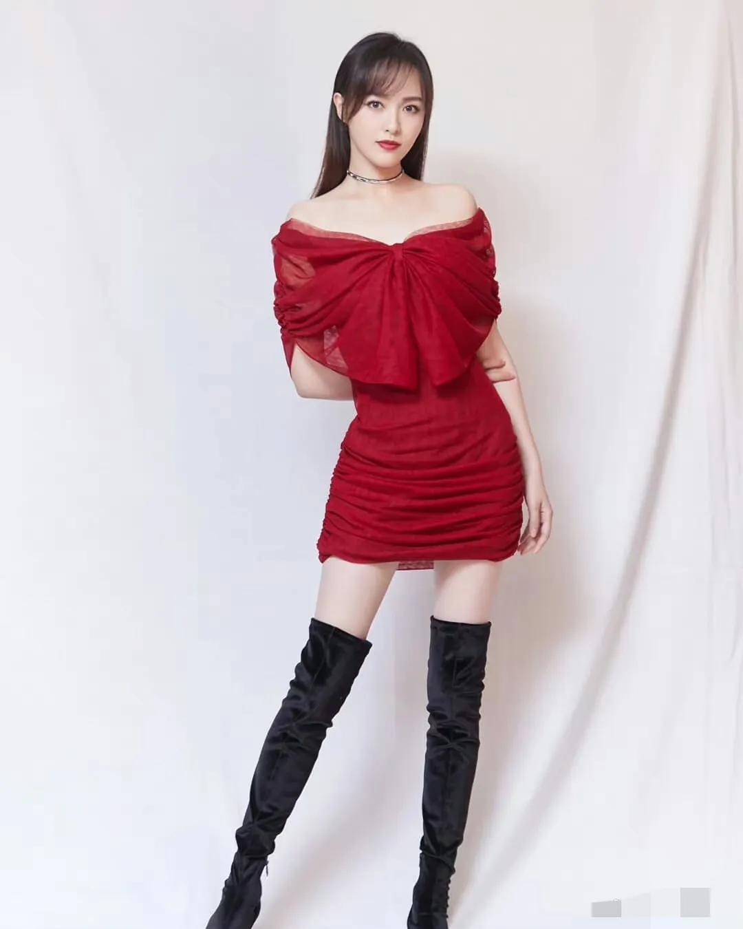 #Tang Yan# Red off-shoulder gauze skirt paired with black boots, sweet ...