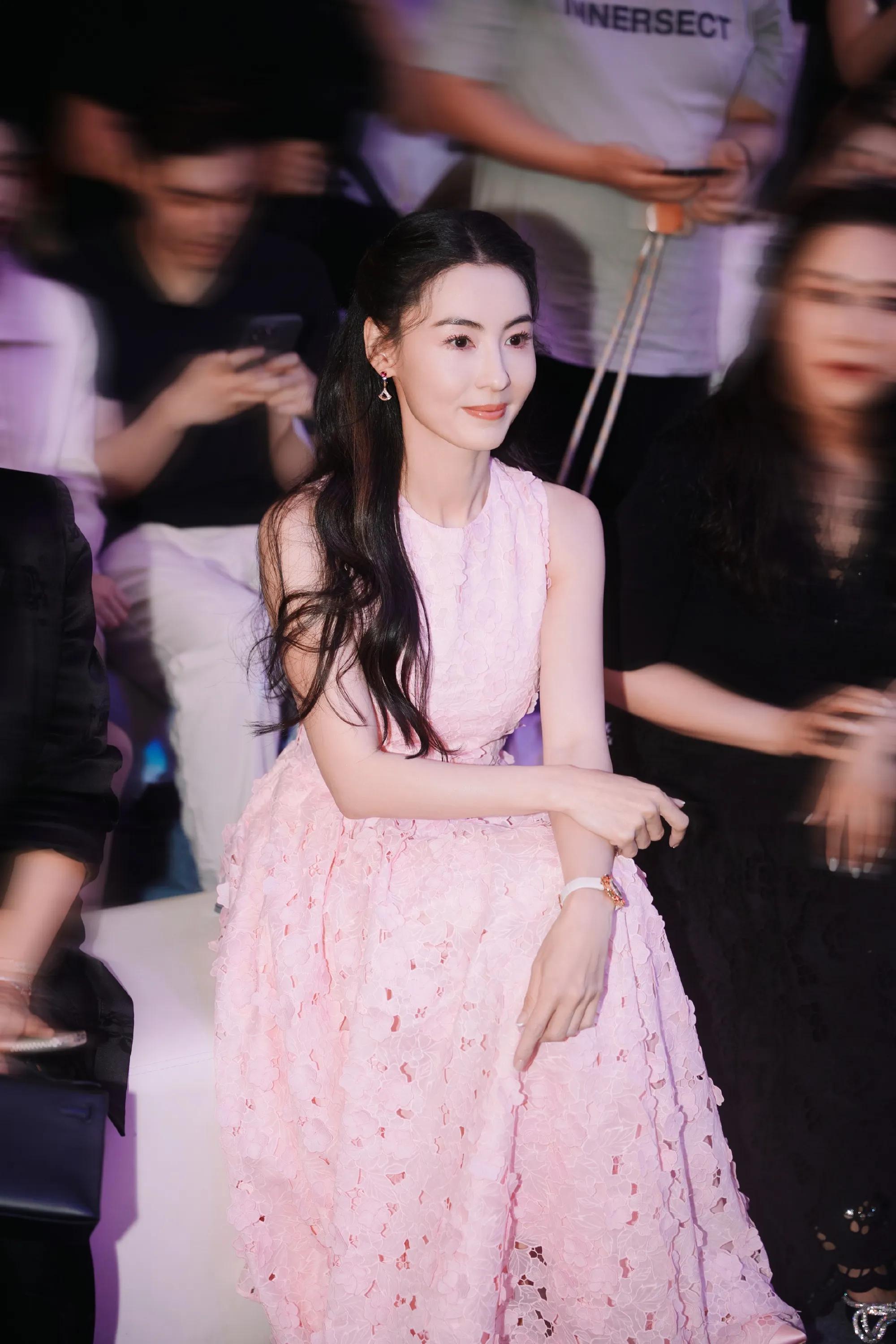 Cecilia Cheung's pink petal skirt photo romantic, elegant, soft and ...