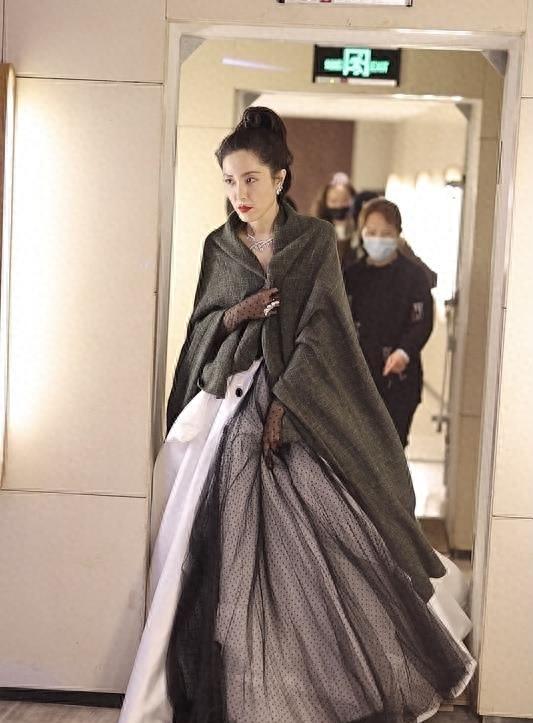 On the red carpet of Figaro, Zeng Li brought Xinjiang cotton with him ...