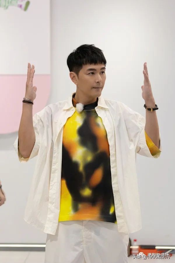 Huang Zongze dances hard on the top of his injured foot in the mainland ...