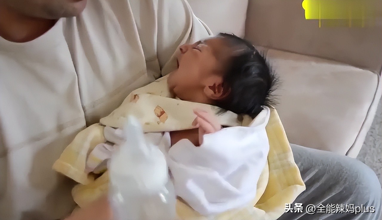 Babies cry when they see strangers, what's the "strange"?Parents have a ...