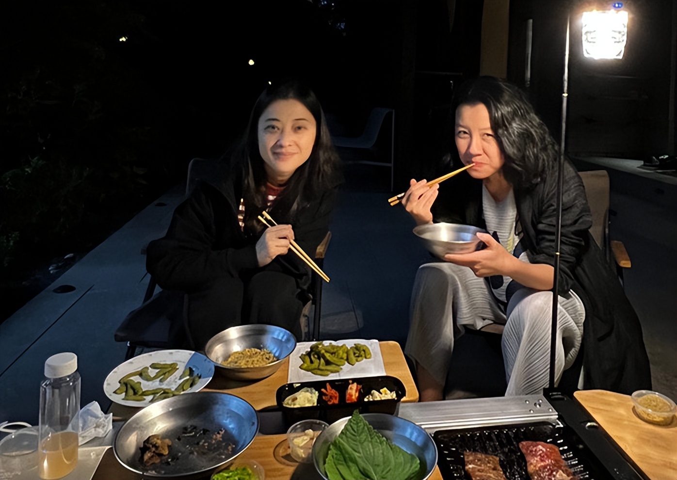 Liu Lin took a group photo to celebrate Mei Ting's 48 years old, all ...