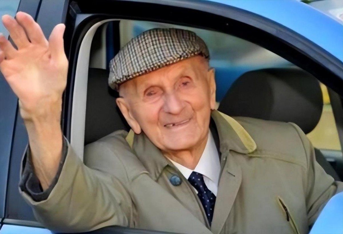 An old man claimed to be Hitler, at the age of 128, he disclosed to ...
