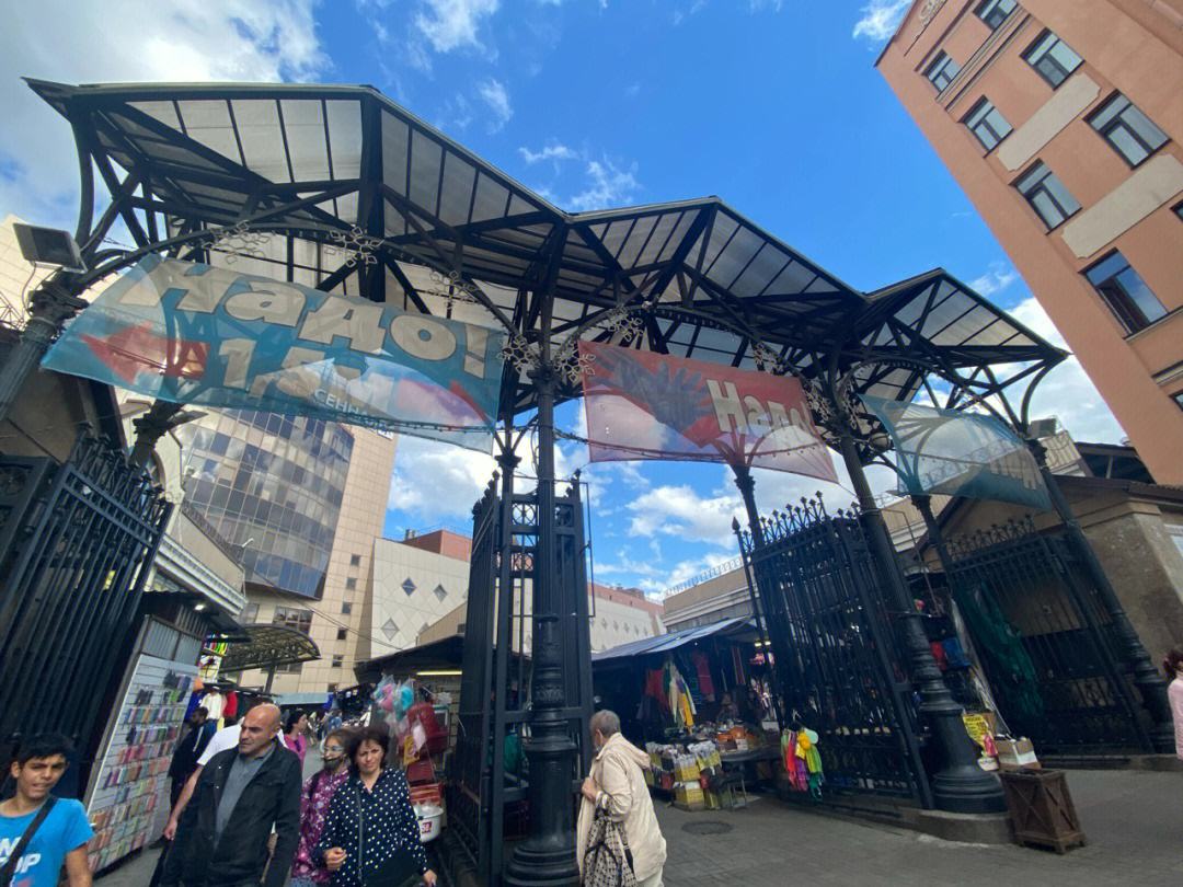 A Russian butcher, who was not overwhelmed by life, supported her ...
