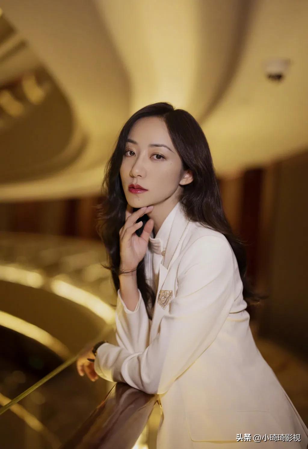 Goddess Han Xue—dressed in white, with a calm demeanor, Yan Ran is a ...