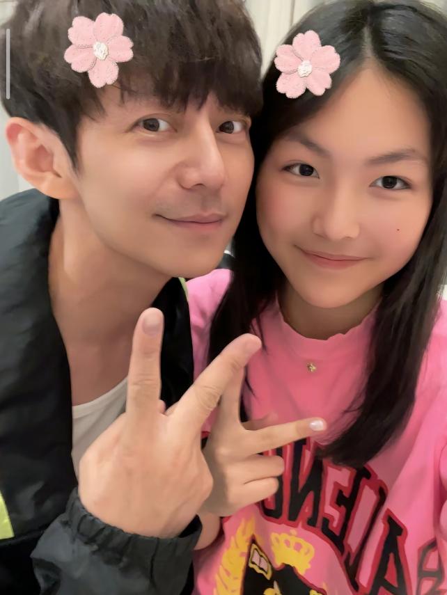 Li Xiang's daughter posted a photo with He Jiong, 13-year-old Wang ...