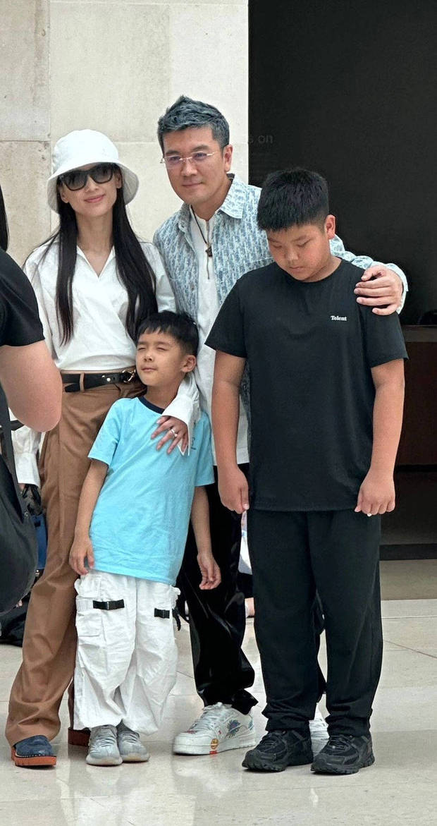 Huang Shengyi and Yangzi took their son to the museum to take a group ...