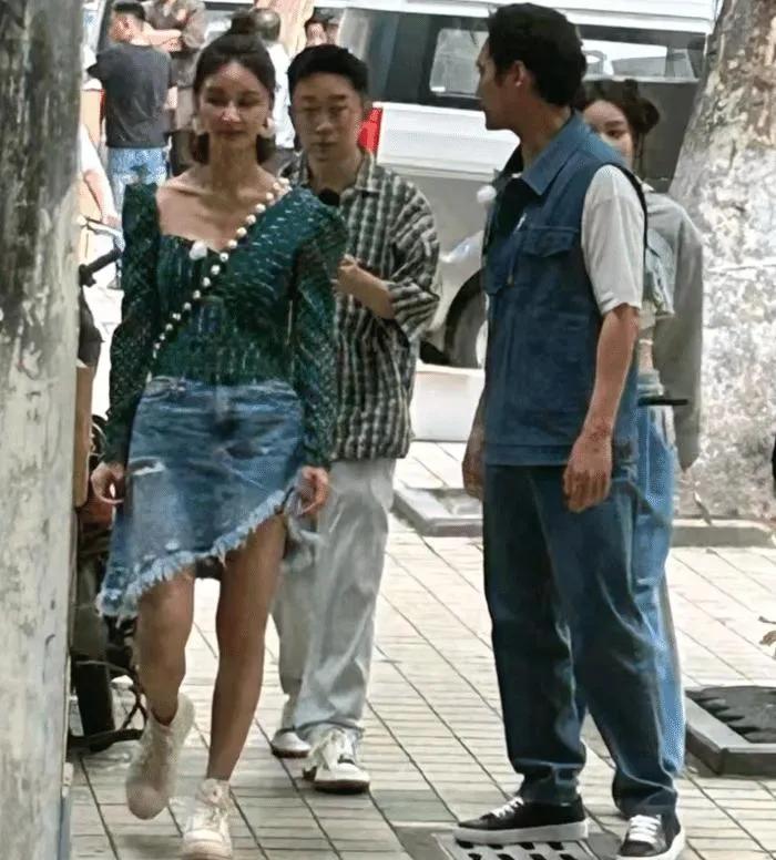 Zhang Xinyi lost rib breasts, Jiang Xin became a paper man, the wind of ...