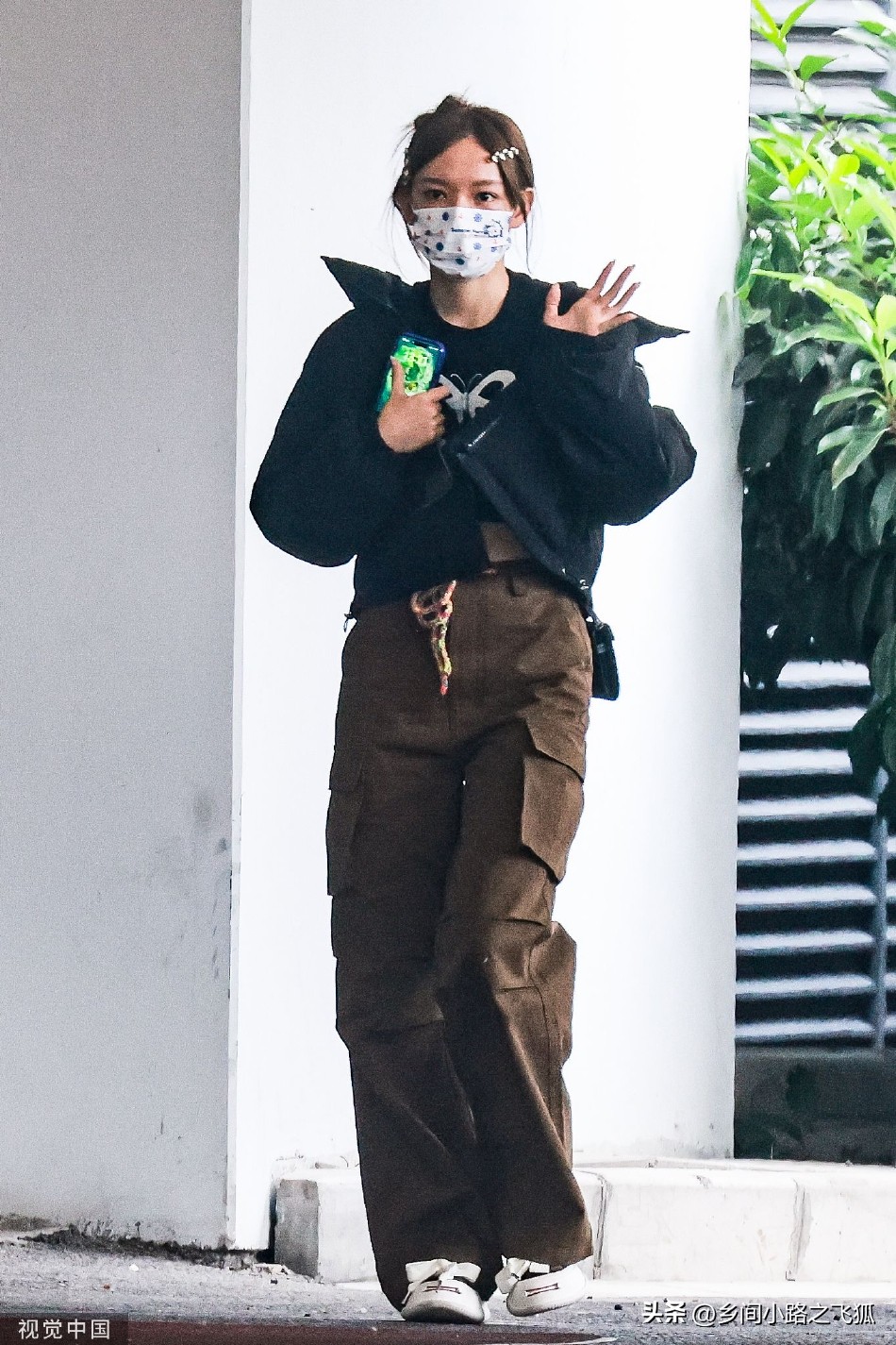 Cheng Xiao wears coffee-colored overalls and shows up at the airport ...